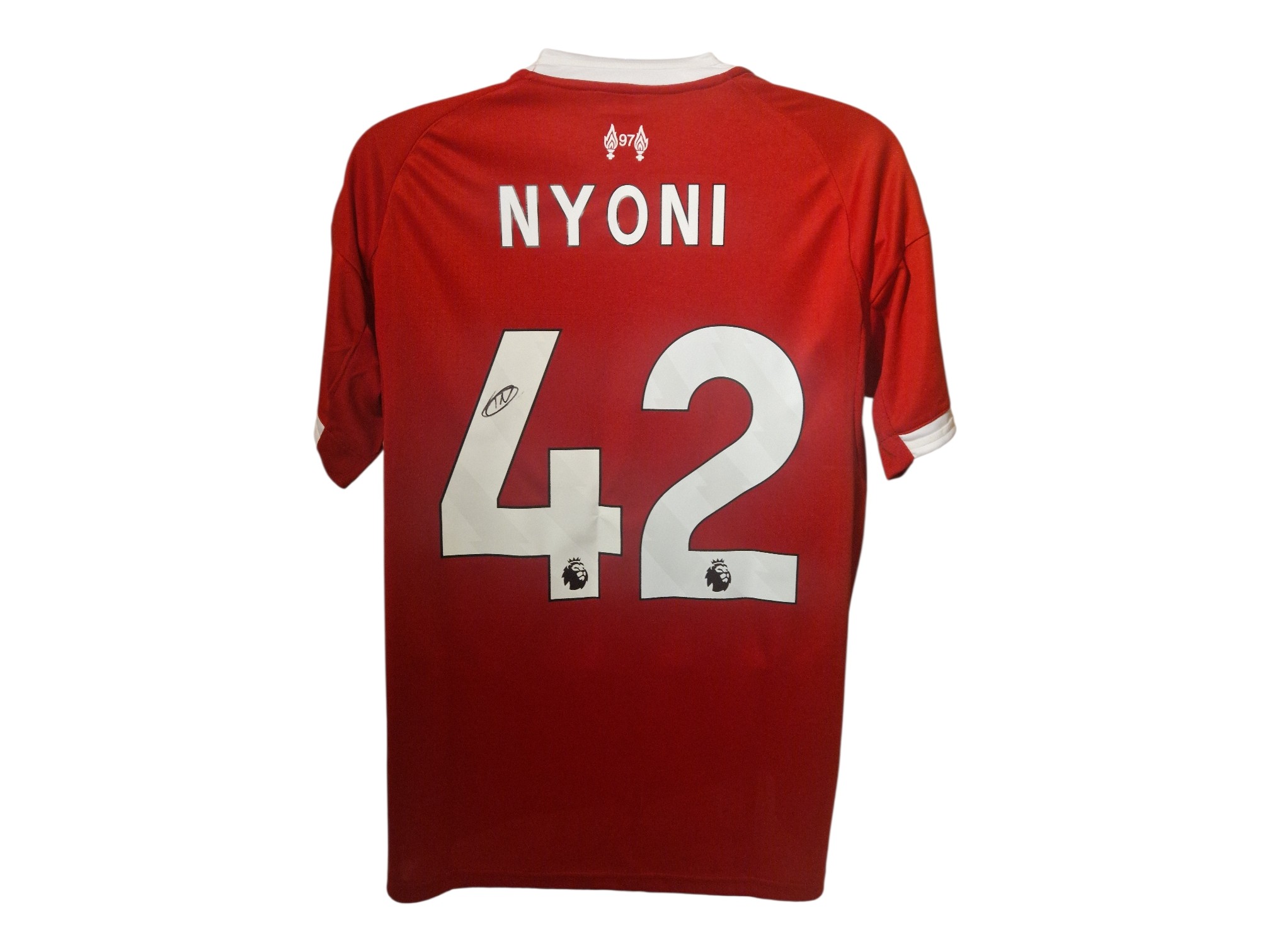Trey Nyoni ha firmato la maglia da calcio del Liverpool 2025-26 ...