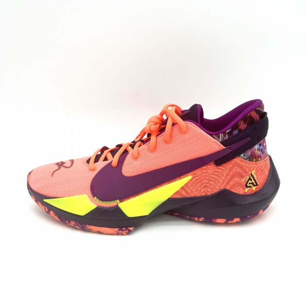 Scarpa Nike autografata da Giannis Antetokounmpo in teca - CharityStars