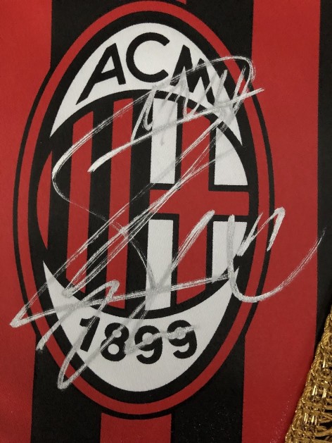 Official AC Milan Pennant, 2022/23 - Signed by the Players - CharityStars