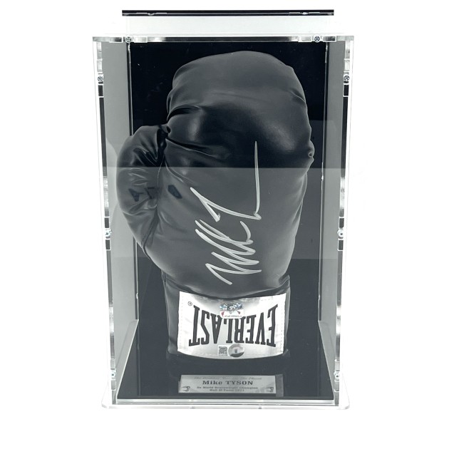 Guantone da boxe firmato da Mike Tyson in vetrina - CharityStars