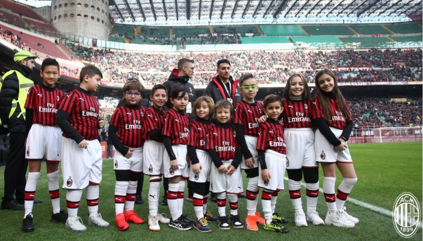 Mascot Experience at the AC Milan-Chelsea Match - CharityStars