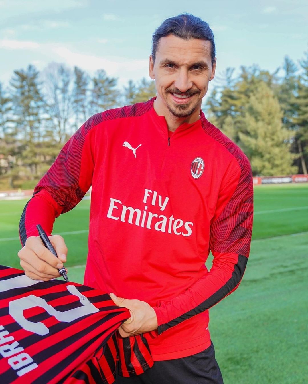 Zlatan Ibrahimovic AC Milan Signed Match Shirt, 2019/20 - CharityStars