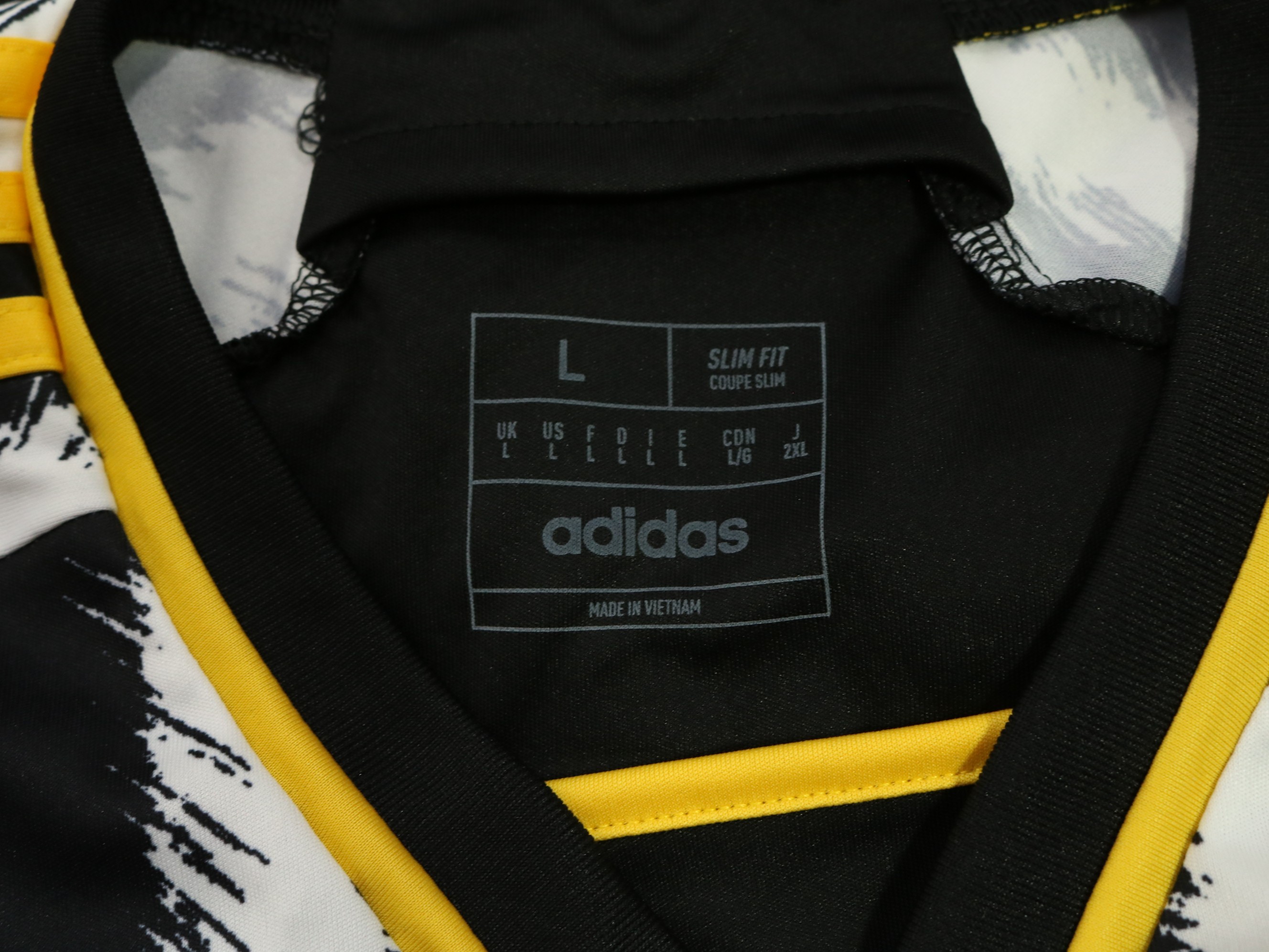 Chiesa Official Juventus Signed Shirt, 2023/24 - CharityStars