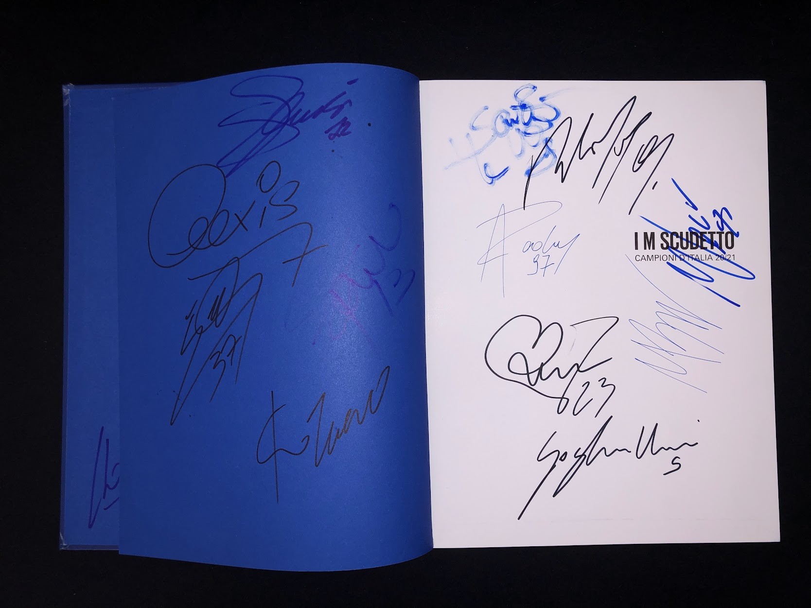 "Inter - I'm Scudetto" Book Signed by the Squad - CharityStars