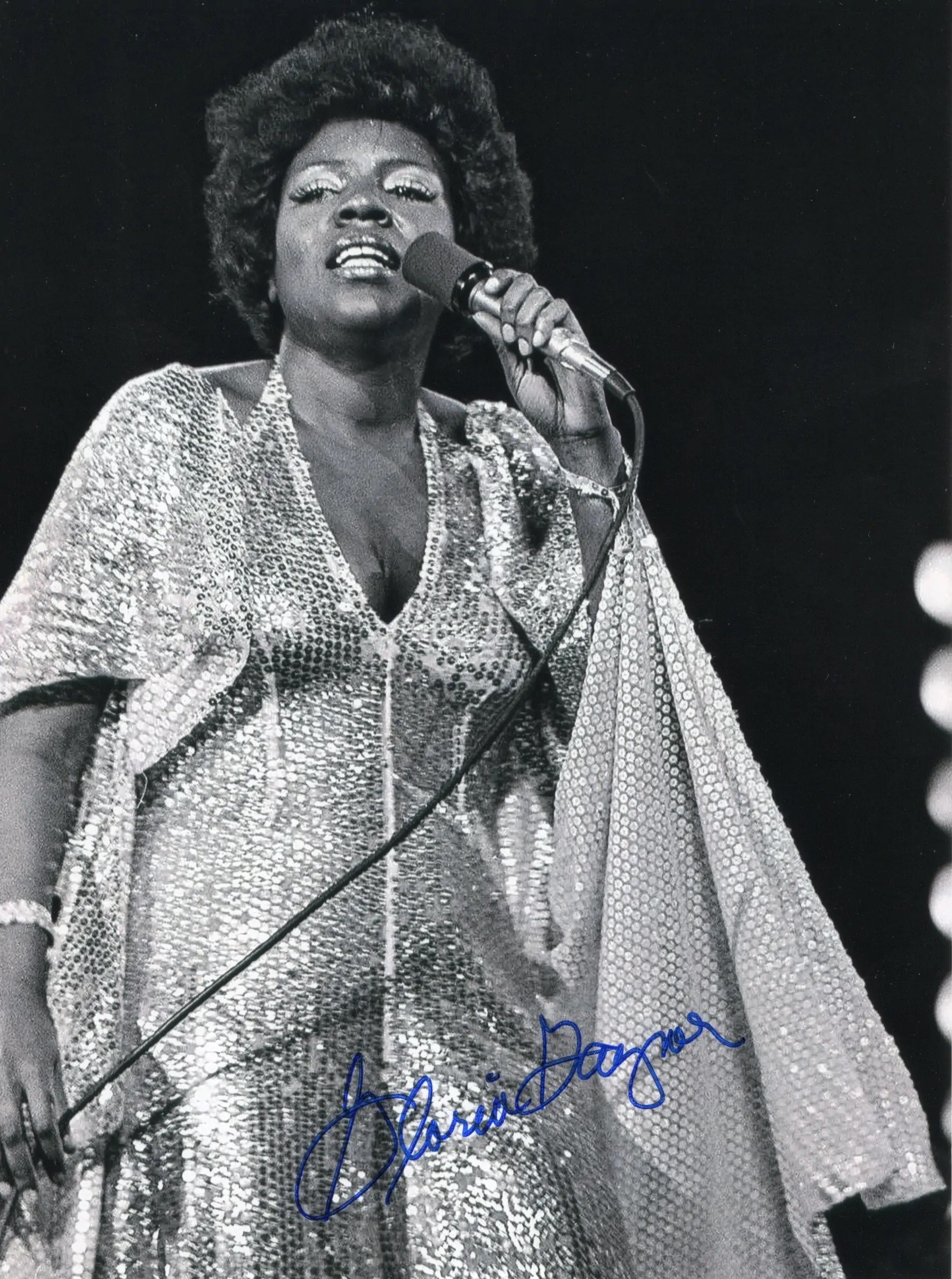 Photograph signed by Gloria Gaynor - CharityStars
