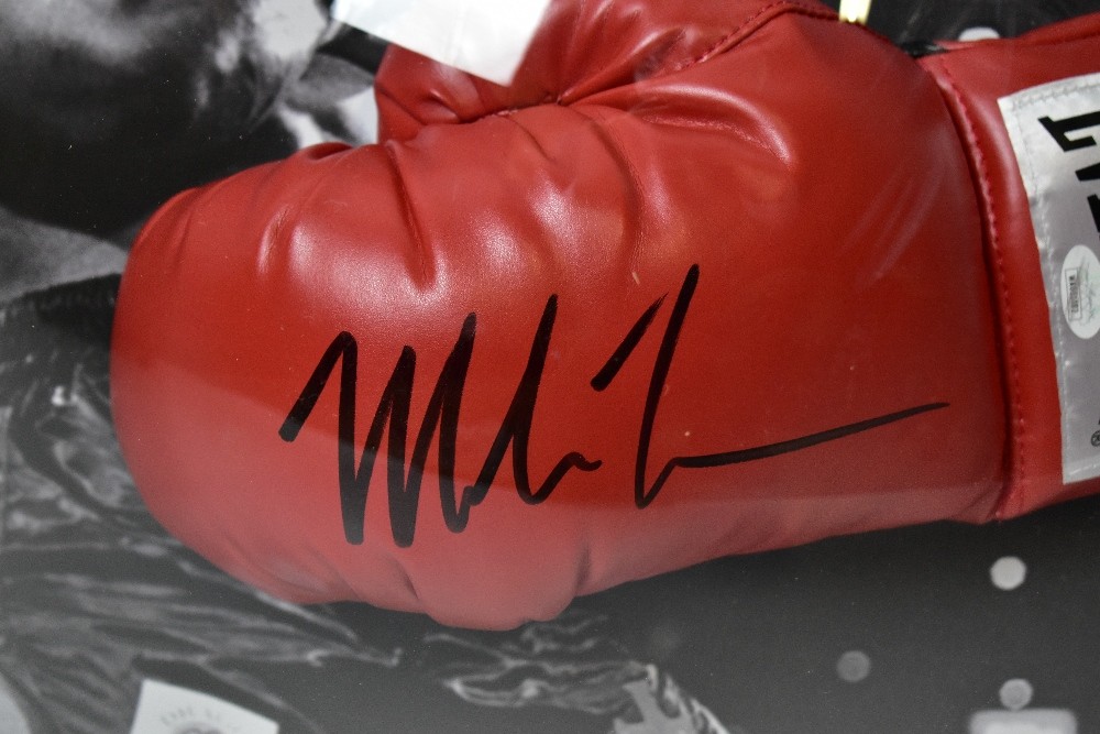 Guantone da boxe firmato e incorniciato di Mike Tyson - CharityStars