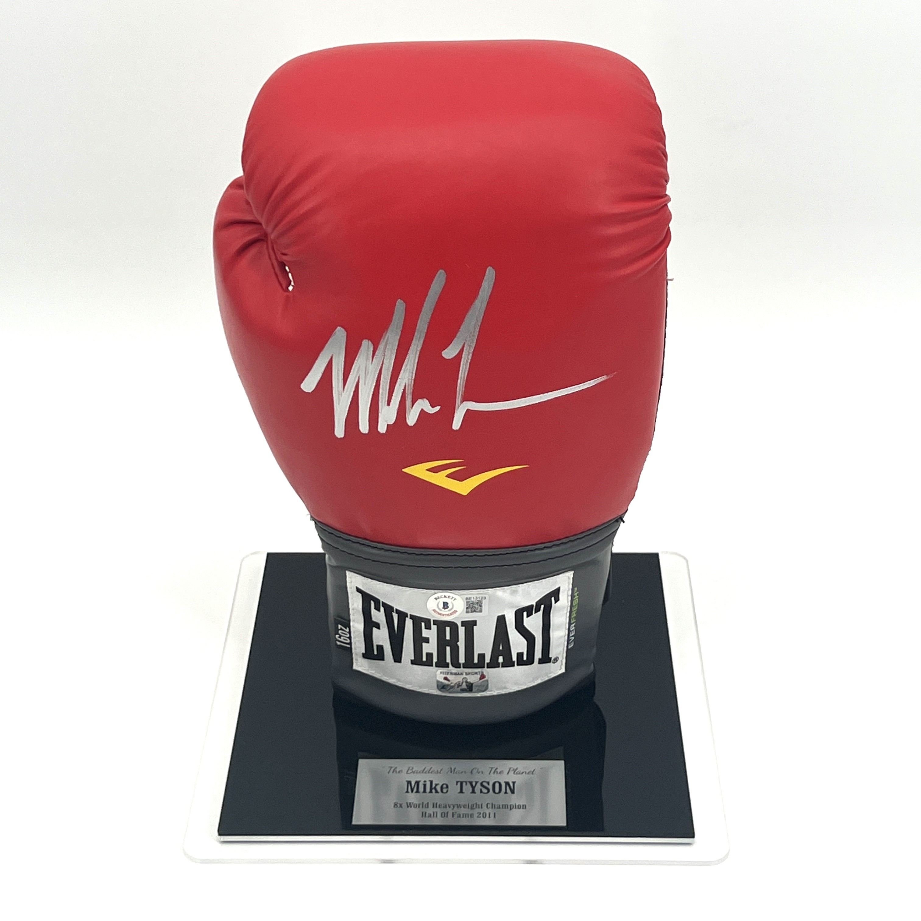 Guantone da boxe firmato da Mike Tyson in vetrina - CharityStars