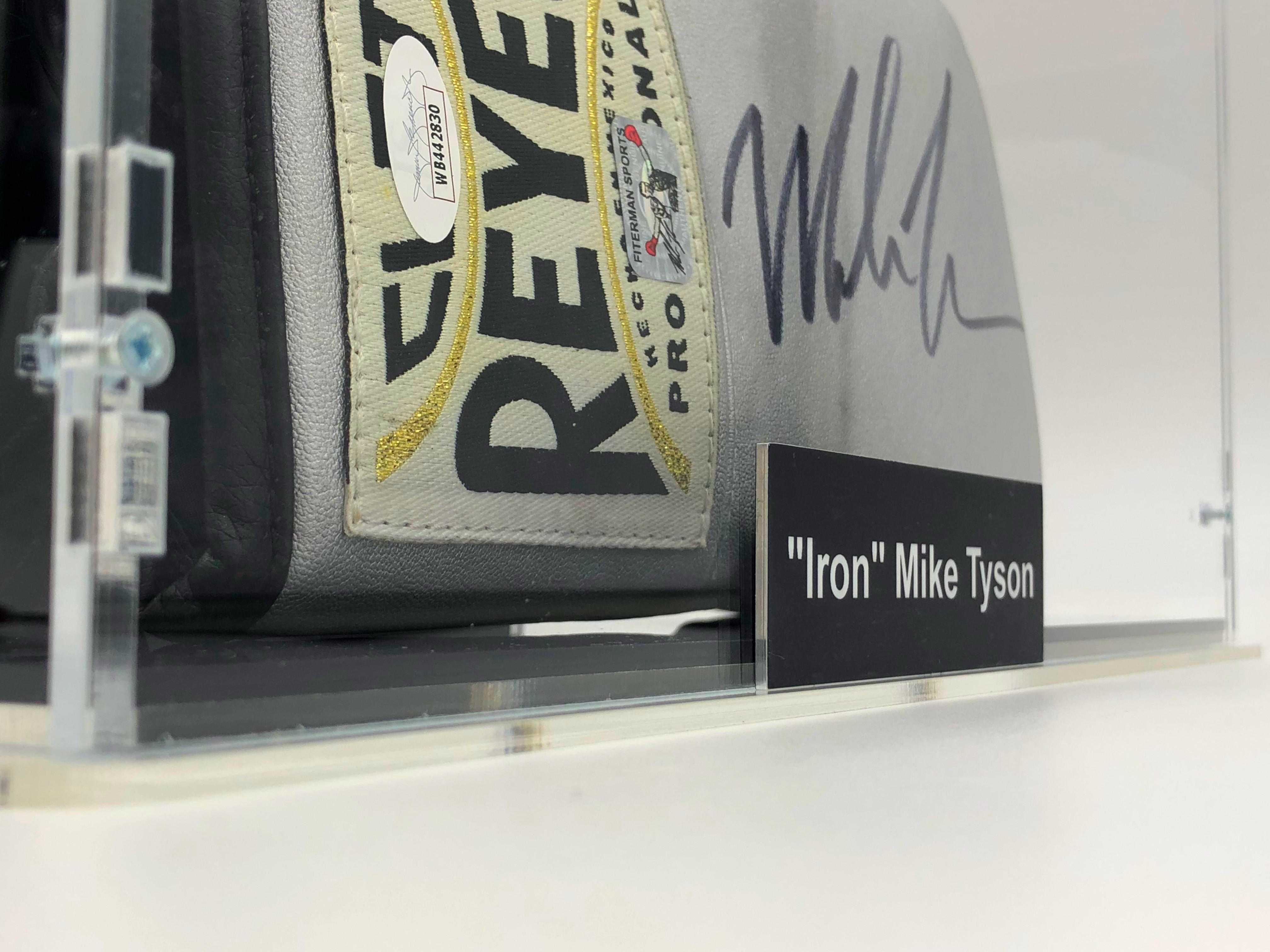 Guantone da boxe firmato da Mike Tyson - CharityStars