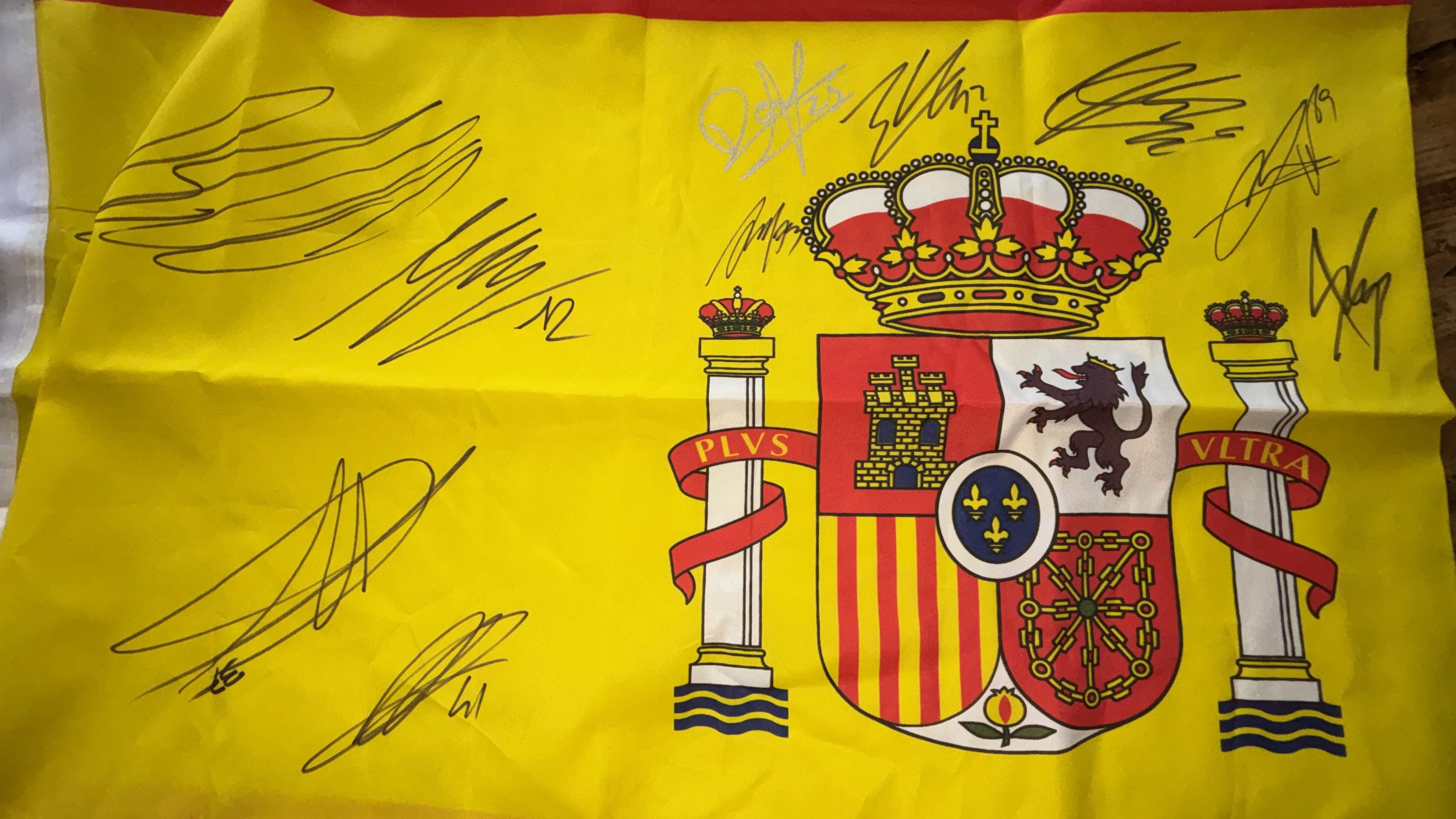 Bandiera della Spagna autografata da più piloti, tra cui Marc Marquez ...