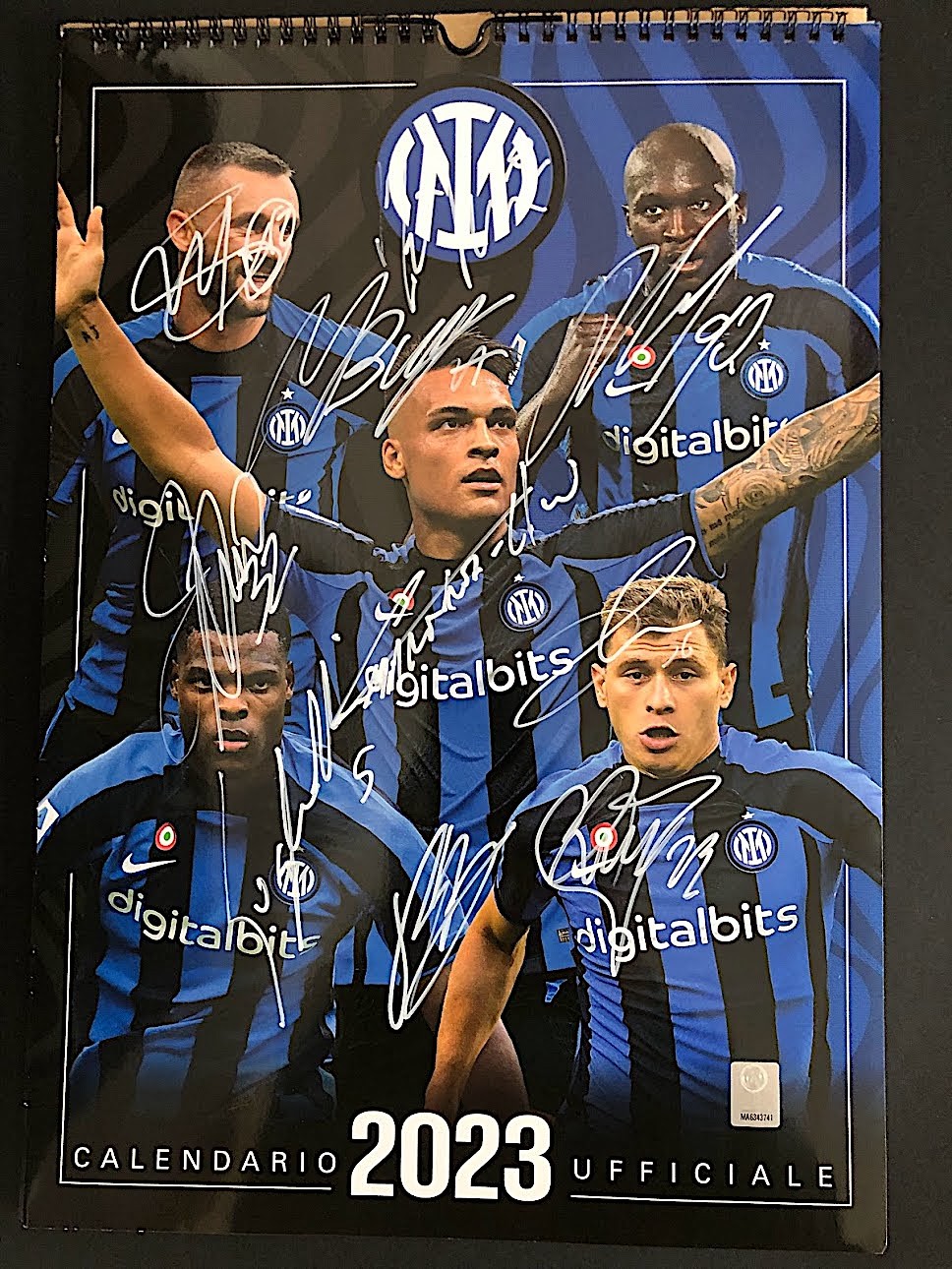 Calendario ufficiale Inter, 2023 - Autografato dalla rosa - CharityStars