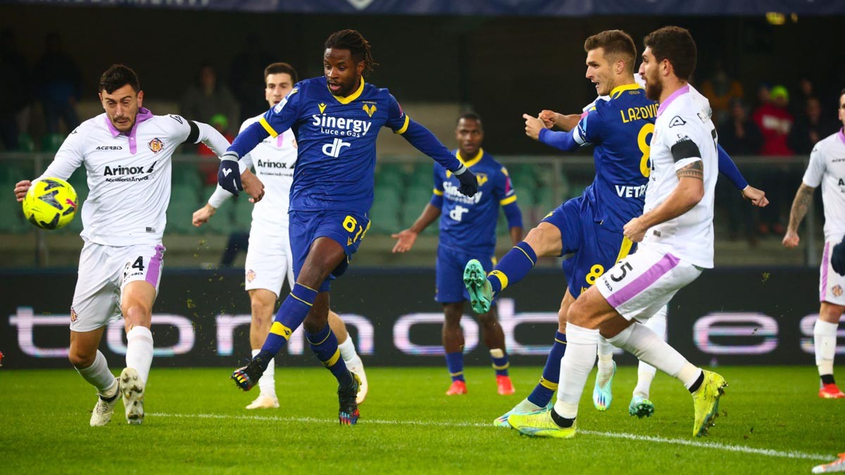 Maglia Aiwu preparata e autografata Hellas Verona-Cremonese 2023 ...