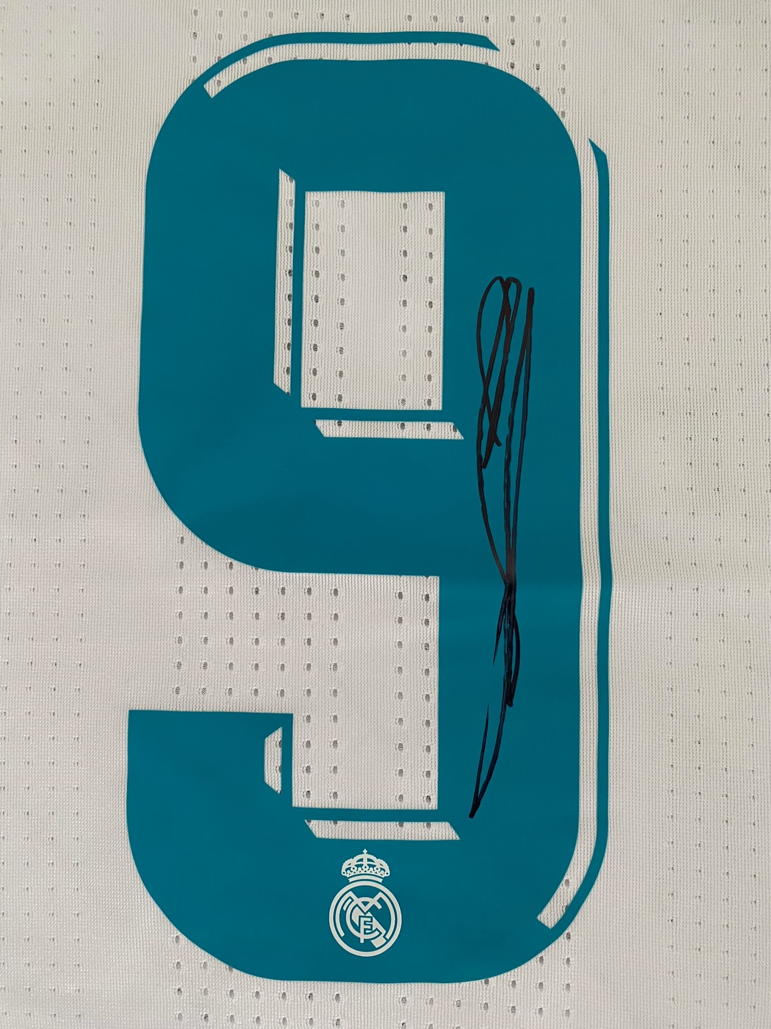 Benzema's Real Madrid 2017/18 Signed Shirt - CharityStars