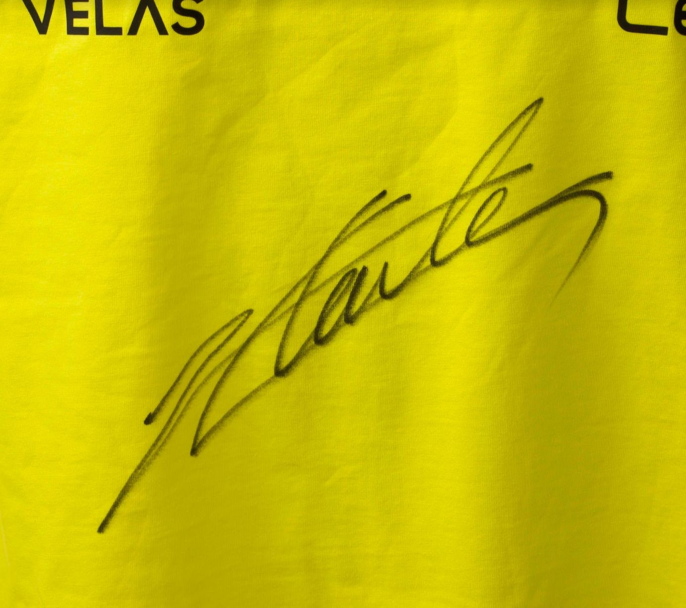 Maglietta gara Ferrari gialla autografata da Charles Leclerc - CharityStars
